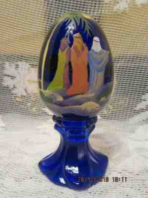 FENTON ART GLASS NATIVITY COBALT EGG ON PEDESTAL 3 WISE MEN/BETHLEHEM ...