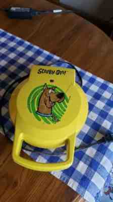 Vintage Scooby Doo Waffle Maker SD8WAF Yellow Salton Hanna Barbera ...