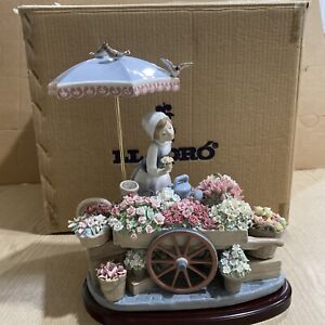 Rare And Collectible Lladro : Little Flower Girl Value Guide - Price ...